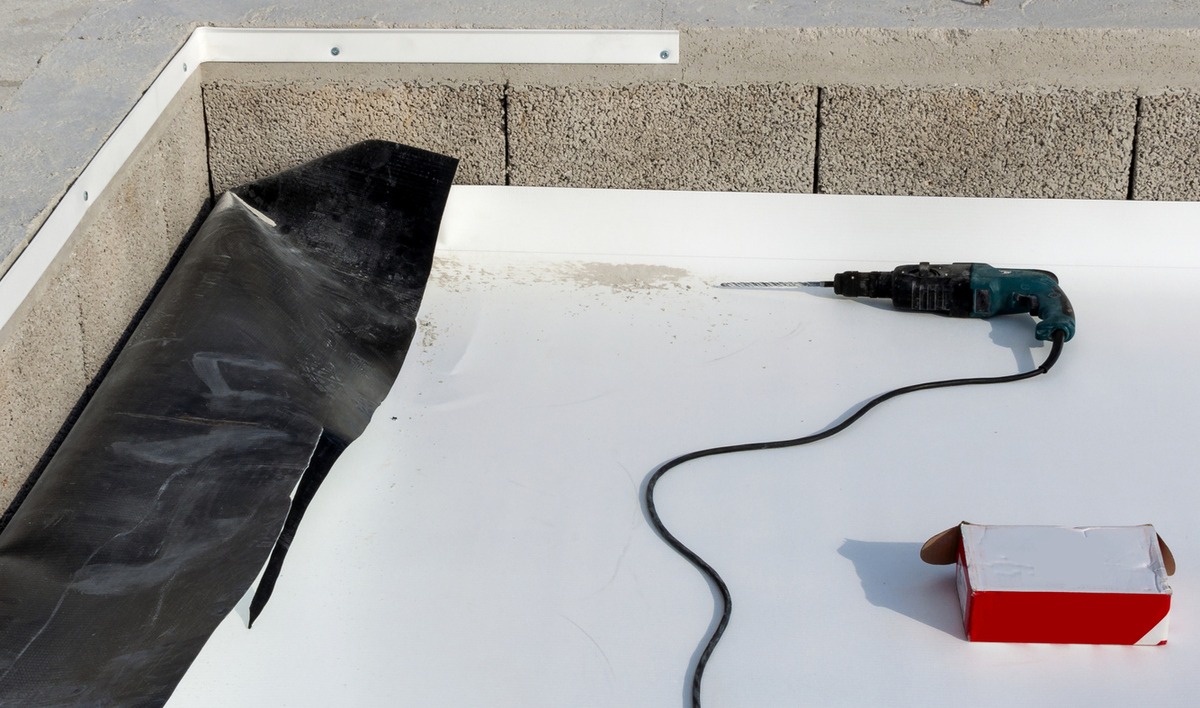 How Much Does a Flat Roof Replacement Cost in 2026? | Fixr.com